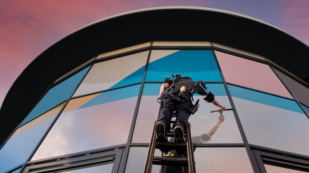 Eindrapport pilot exoskelet gepresenteerd - Schoonmakend Nederland